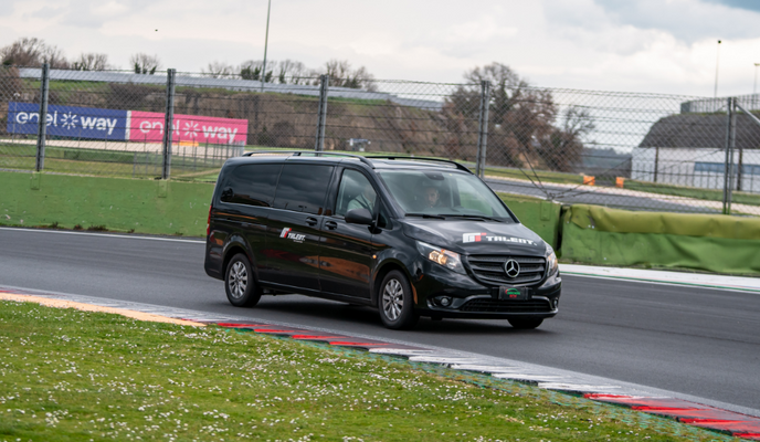 Regala un'esperienza di guida in pista - box Champion - CarSchoolBox